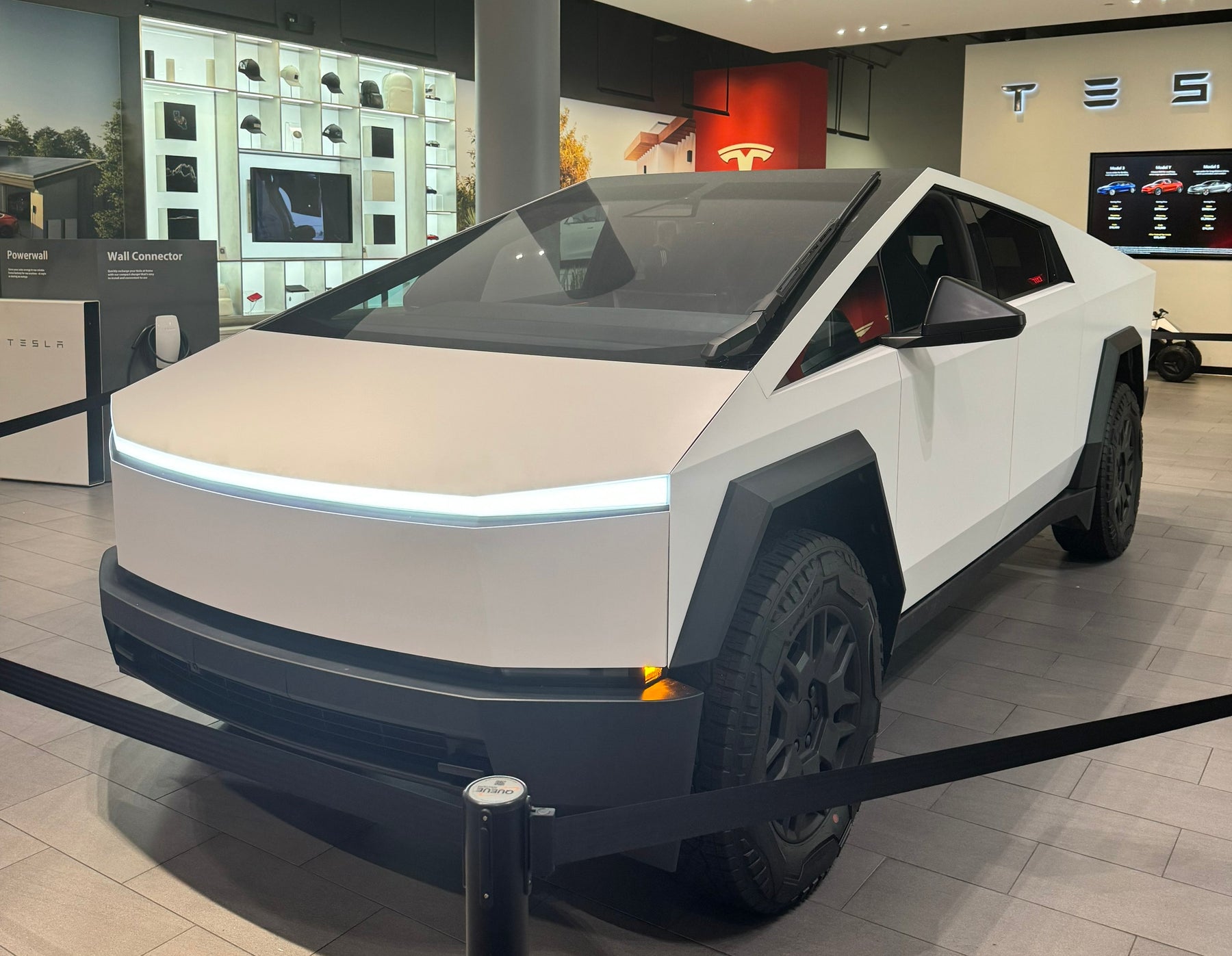Tesla starts showing off OEM Cybertruck wraps in stores