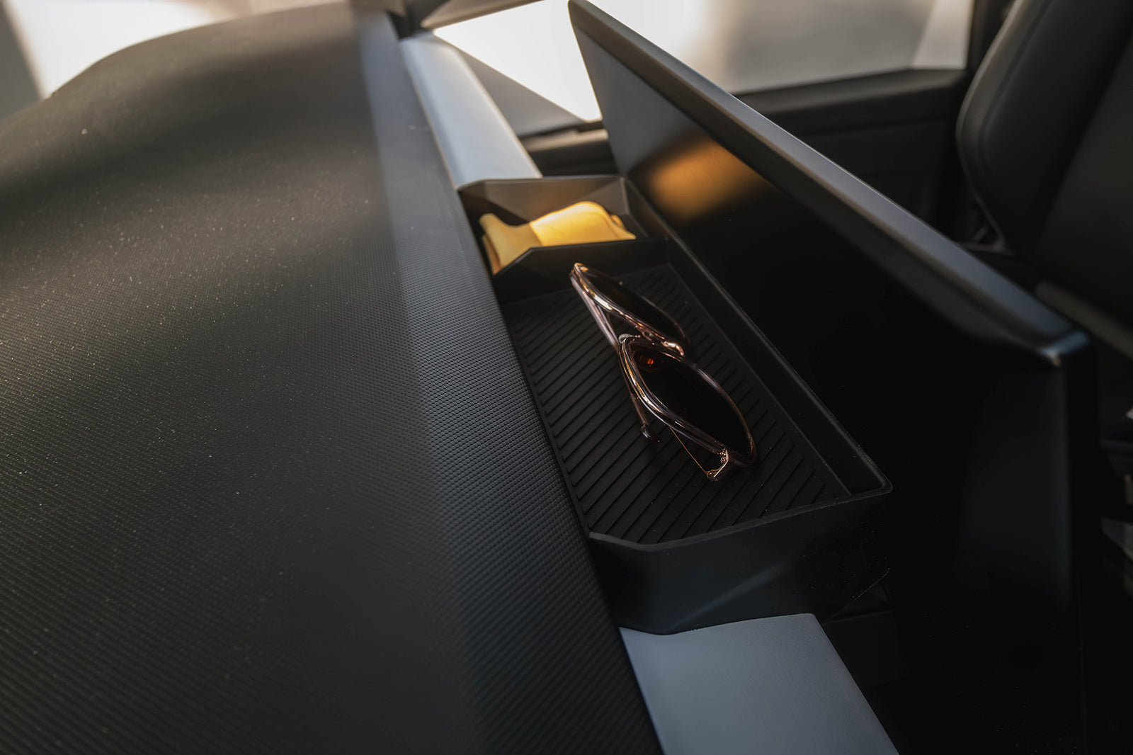 Tesla Cybertruck Behind Screen Storage Tray (Non-slip)