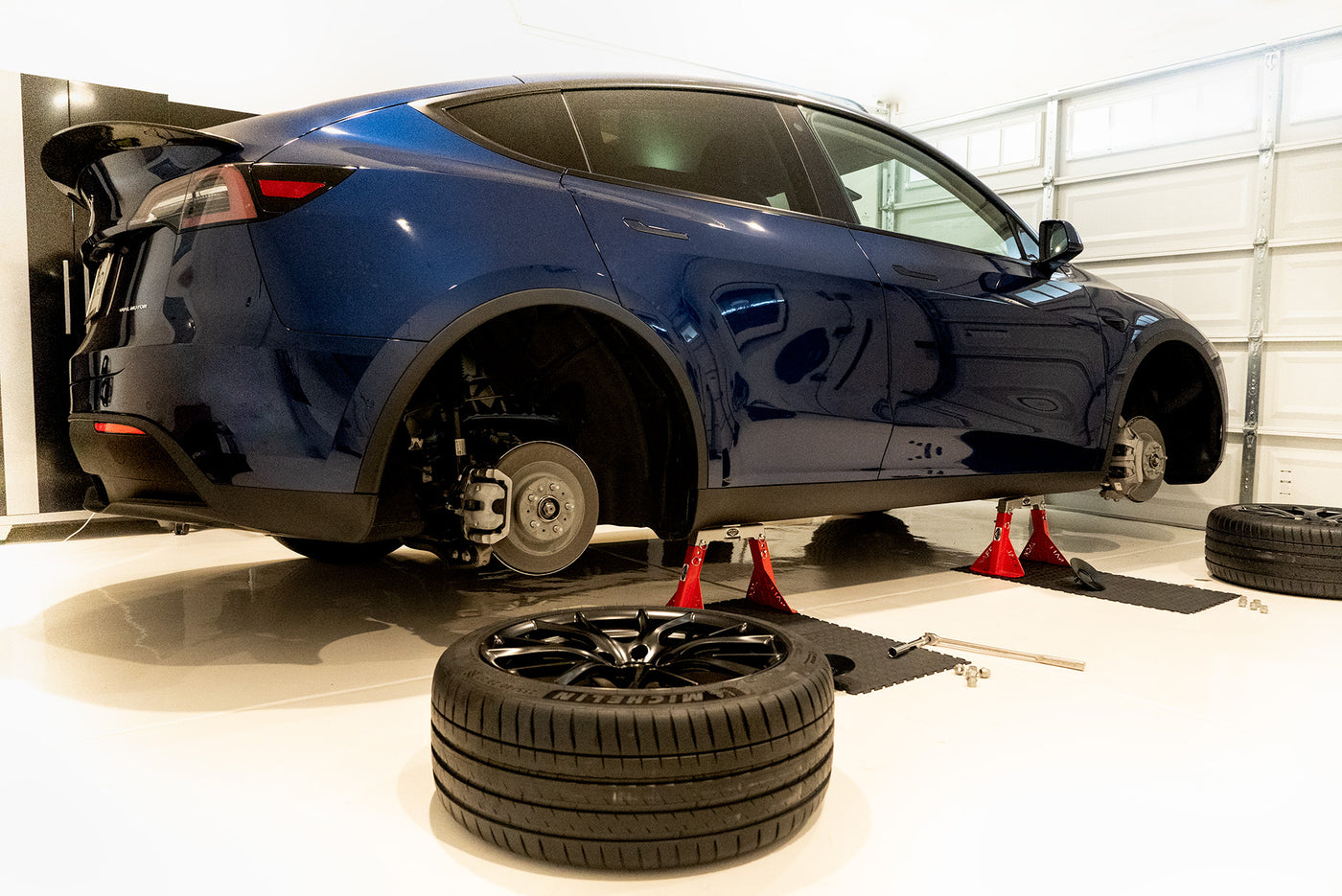 Tesla Jack Stands for your Model S, 3, X, Y: RED EDITION "RennStand"